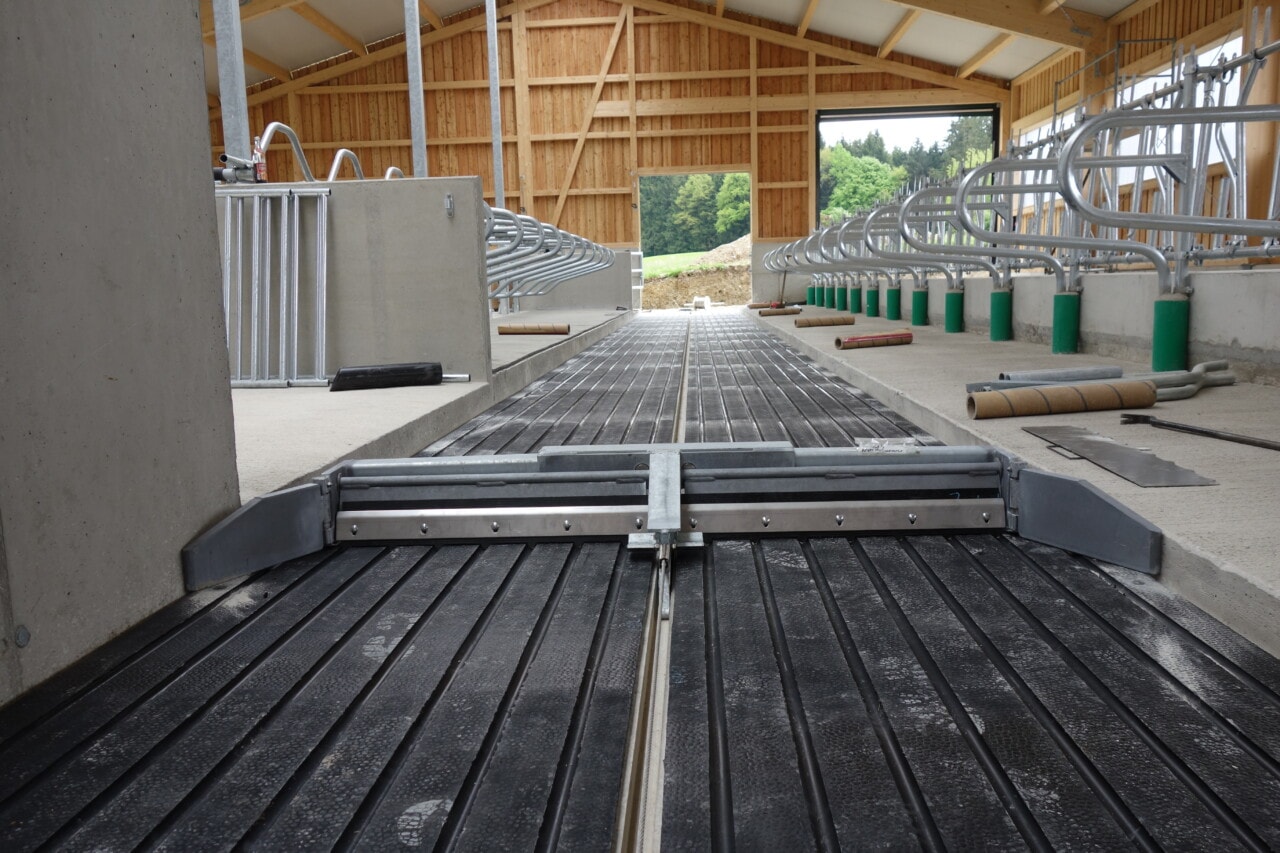 A solution for trouble-free manure scraper cleaning - Huber Technik ...